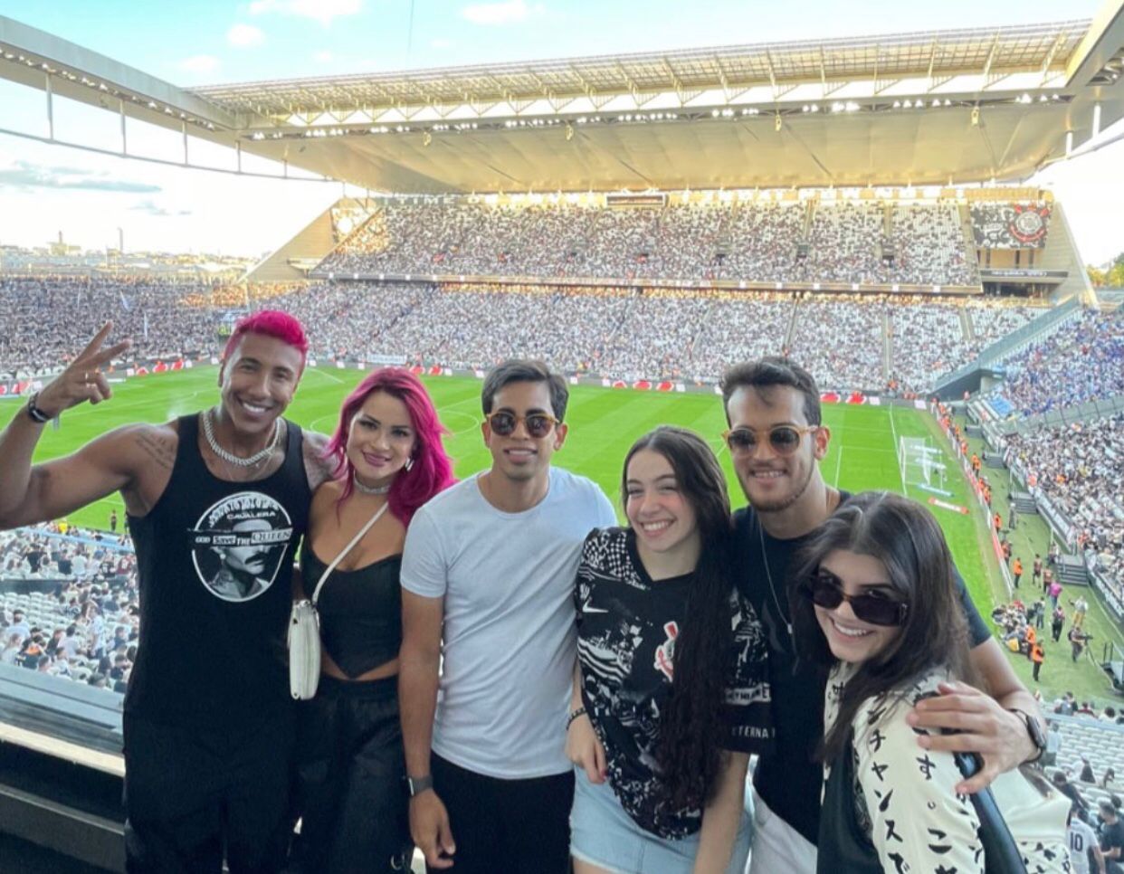 Apollo Sant, Manuela Perez e Carol Chamberlain assistem jogo do ...